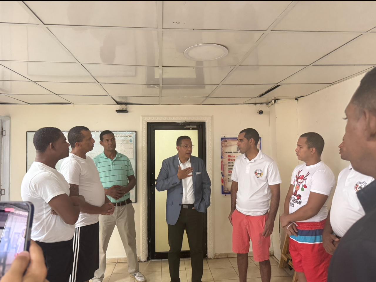 El candidato a diputado por circunscripción 2 del DN, Pedro Jiménez visita hogar crea Dominicano ...