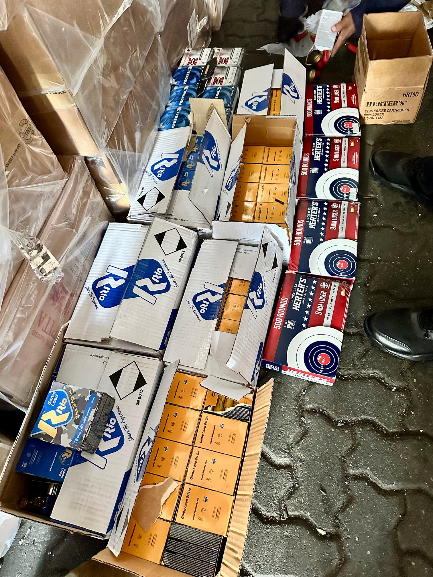 Aduanas detecta millones de cigarrillos y municiones en contrabando - 7dias.com.do